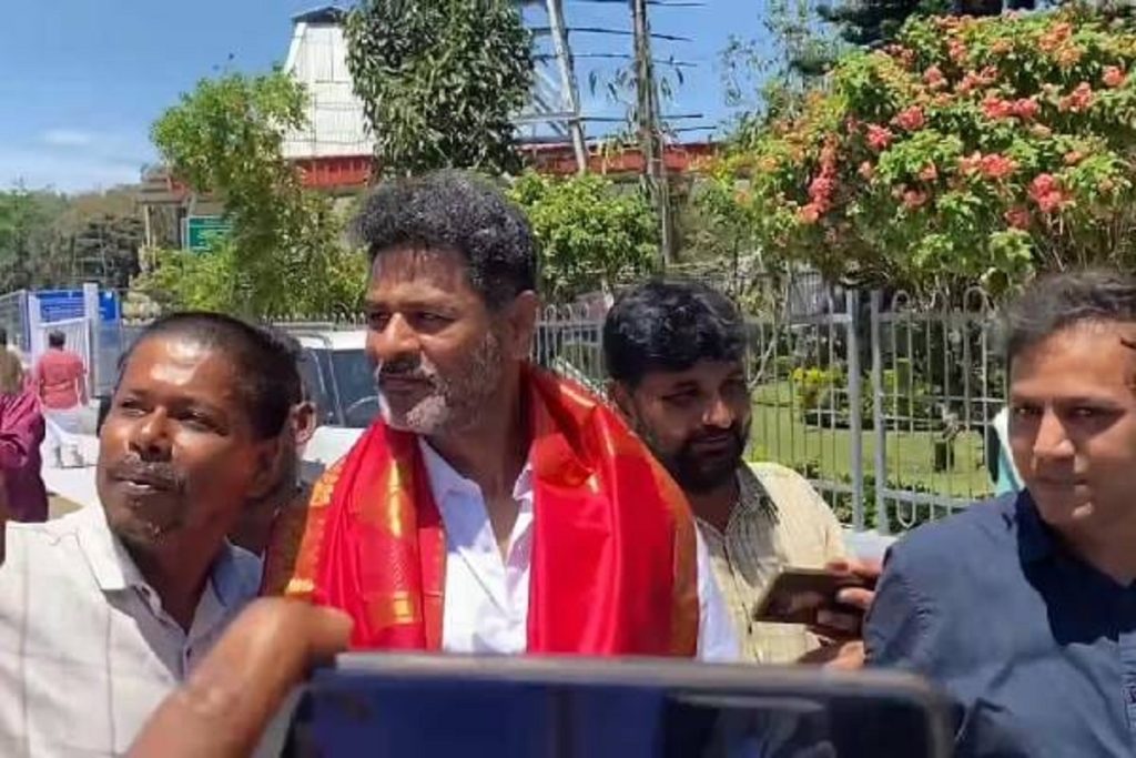 actor prabhudeva visit to thirupathi temple